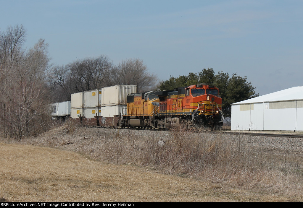 BNSF 4811 & UP 4443 (1)
